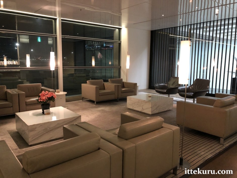 Lounge Report: Cathay Pacific’s “The Bridge”, Hong Kong International ...
